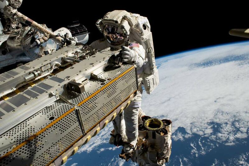 Spacewalker Rides The Canadarm2 Robotic Arm - WordlessTech