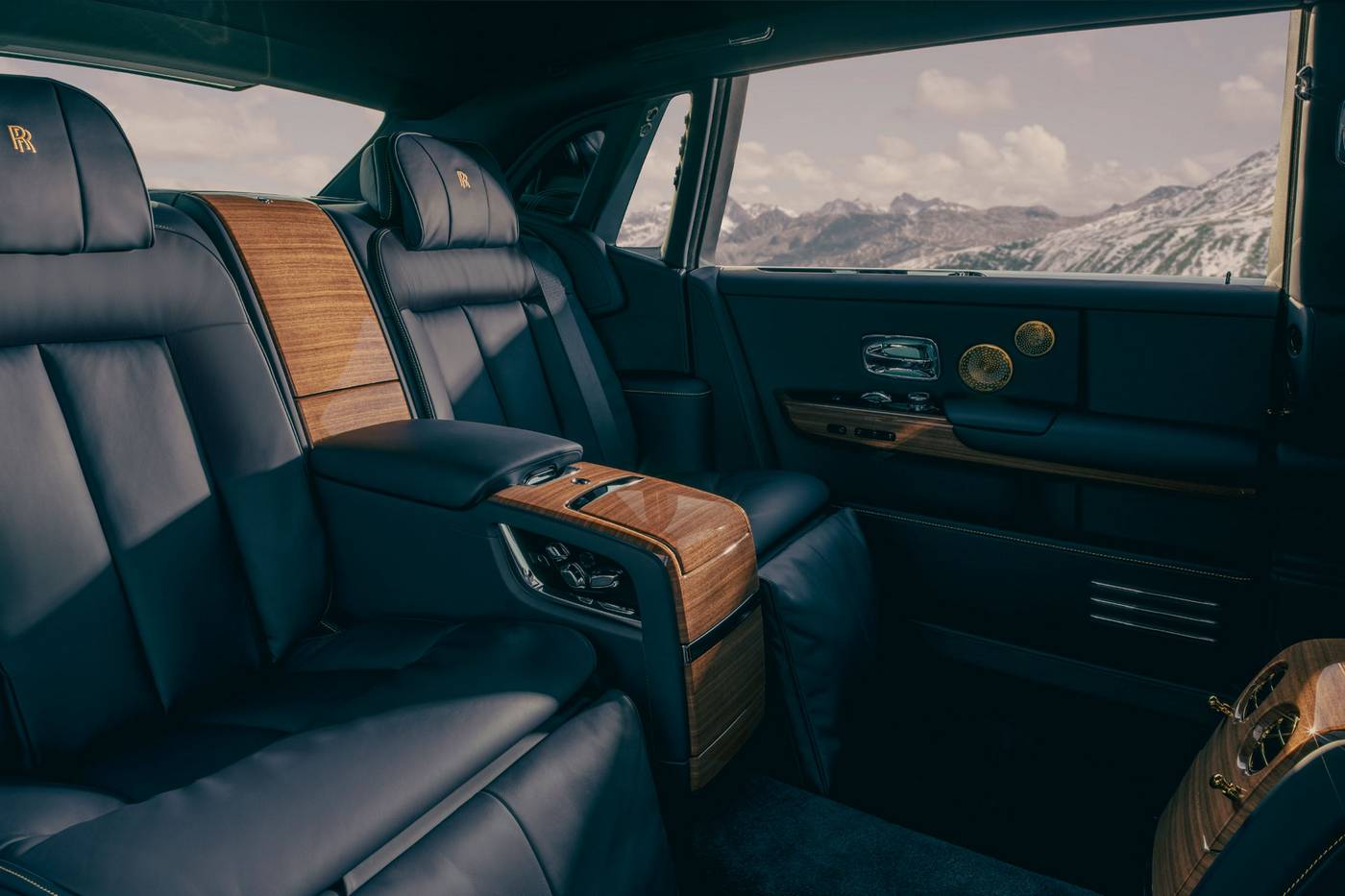 Rolls-Royce Phantom Goldfinger - WordlessTech