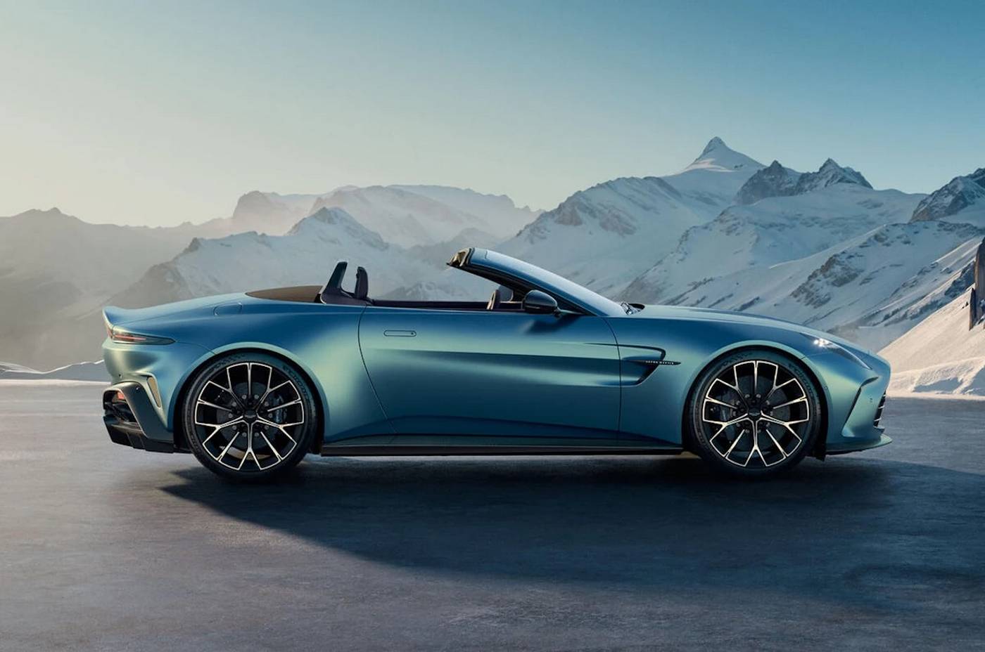 Aston Martin Unveiled The New Vantage Roadster - WordlessTech