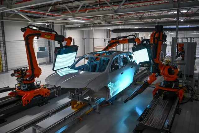 BMW Opens World's First AI-run Car Factory - WordlessTech