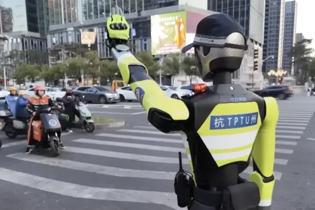 Robot Traffic Officer Starts Work In Hangzhou - WordlessTech